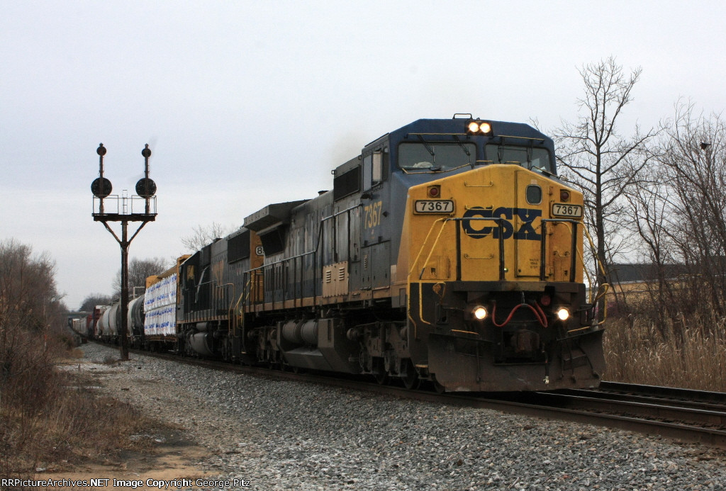 CSX 7367 and train Q370
